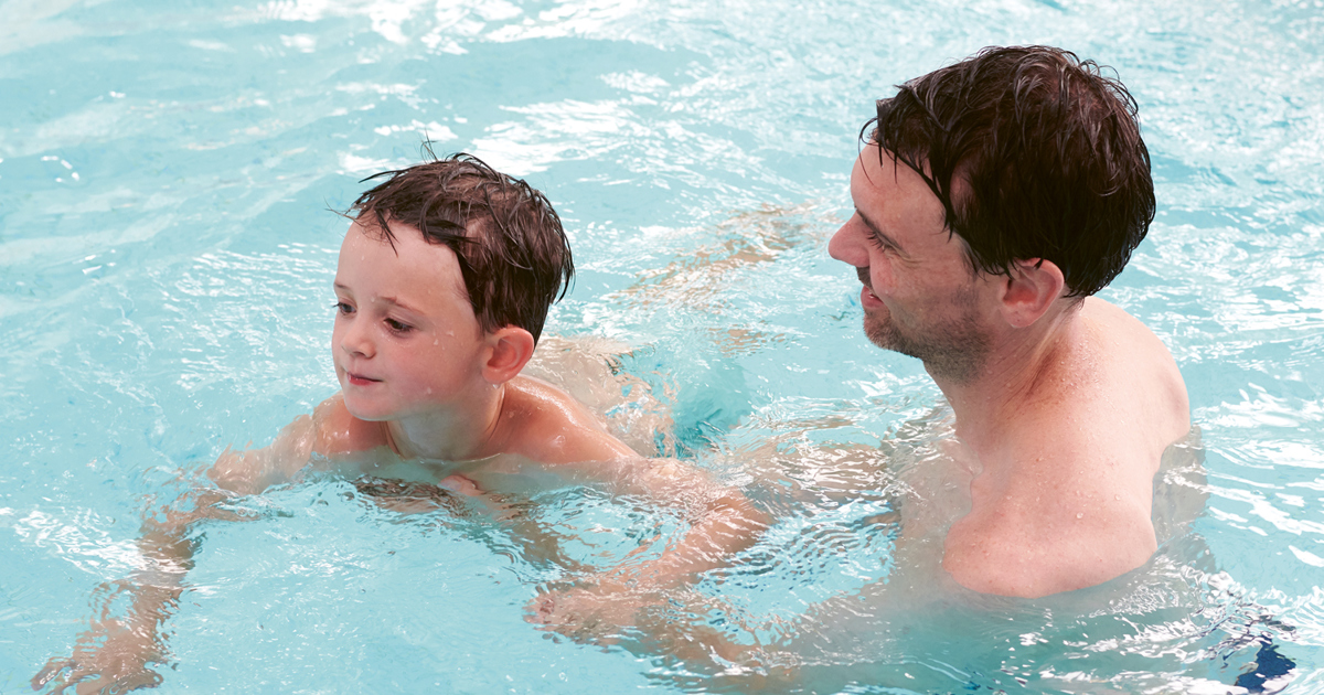 Kinder sicher am Wasser: Tipps für Eltern | OUUPS!